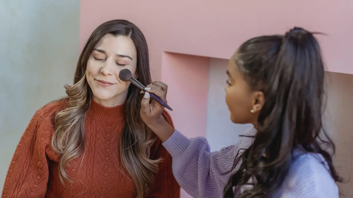 5 Rekomendasi Bedak yang Cocok untuk Kulit Sensitif dan Berjerawat - Beauty Fimela.com