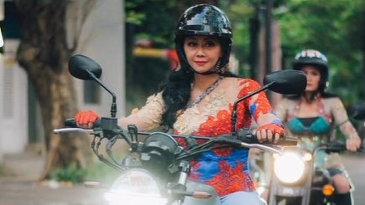 Para Perempuan Bermotor, Lihat Potret Gaya Tangguh Asri Welas dan 9 Artis Cantik Lainnya di Atas ...