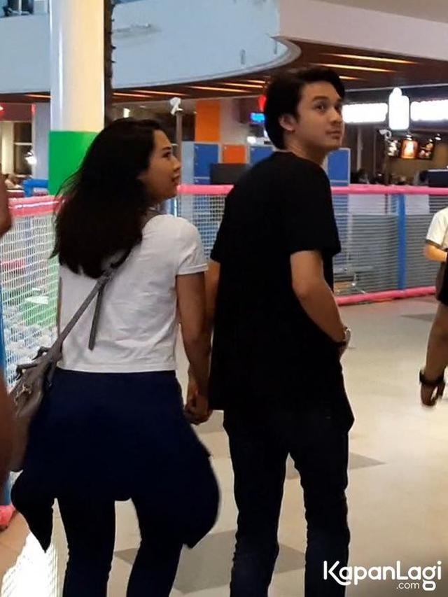 Kepergok Jalan Bareng, Ini 6 Potret Baskara Mahendra Gandeng Mesra Sherina - Hot Liputan6.com