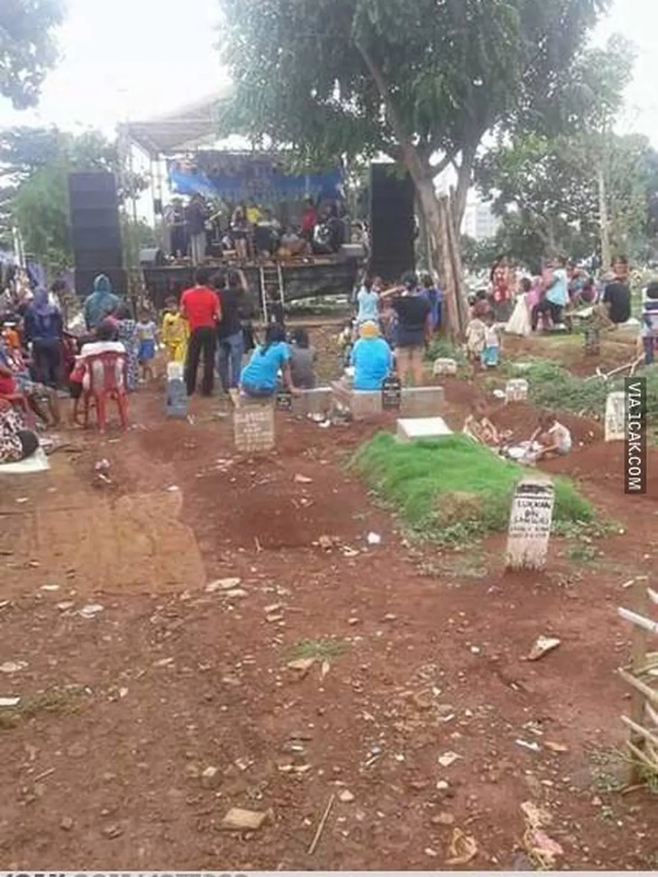 6 Kelakuan Nyeleneh saat Nonton Konser ini Bikin Tepuk Jidat - Hot Liputan6.com