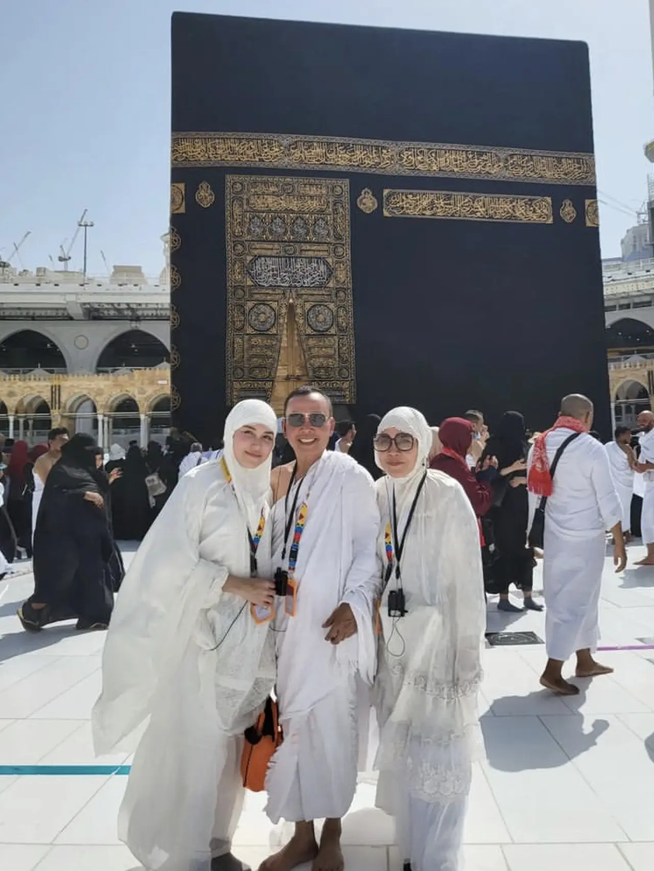 5 Potret Ayu Ting Ting Berhijab saat Umrah, Kenakan Gamis dari Ivan Gunawan Hingga Membawa Tas ...