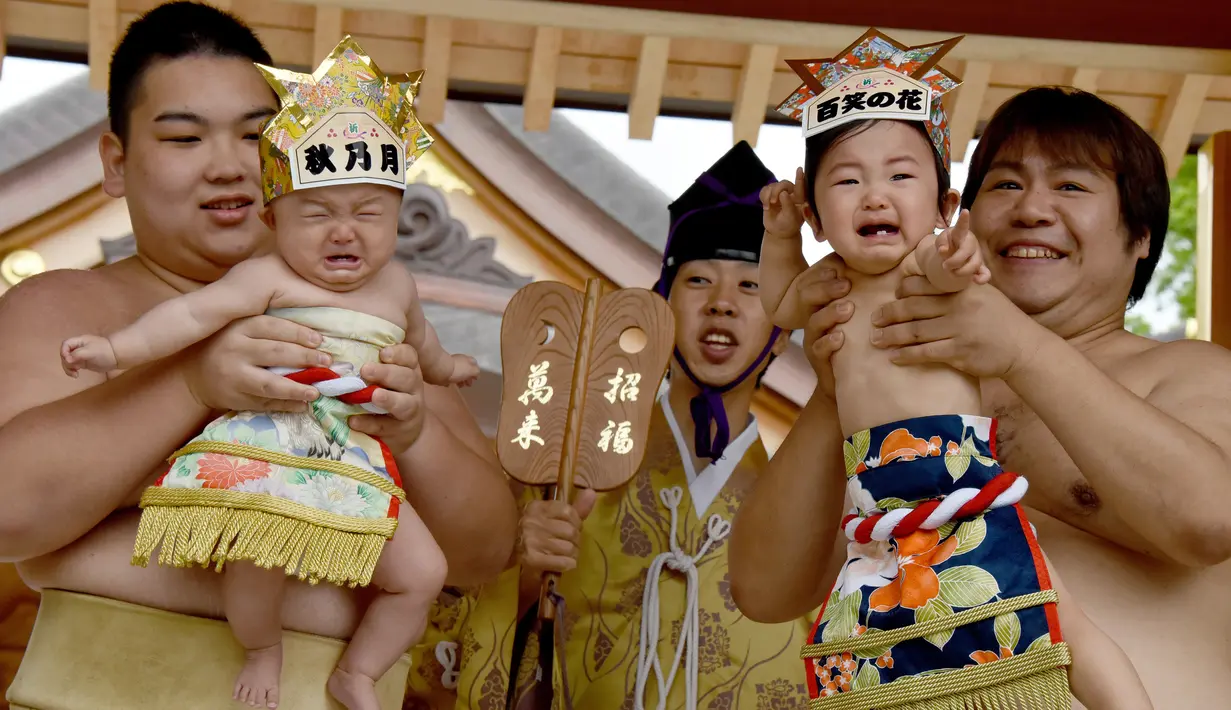 Nakizumo, Ketika Sumo Berlomba Membuat Bayi Menangis - Foto Liputan6.com