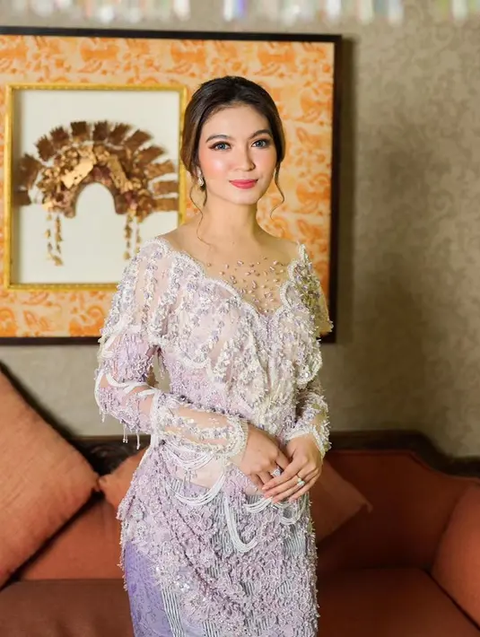 6 Gaya Berkelas Selvi Ananda Dibalut Kebaya Keunguan - Photo Fimela.com