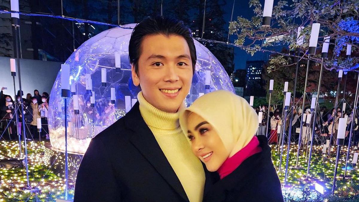 Syahrini Awali Tahun Baru 2023 dengan Bertemu Khabib Nurmagomedov, Arie ...