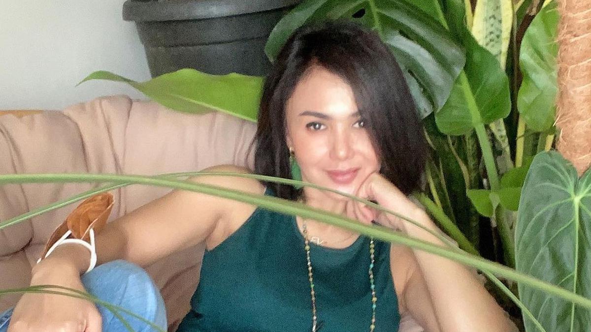 5 Tips Fashion Bikin Awet Muda dari Yuni Shara-Sophia Latjuba - Fashion Fimela.com