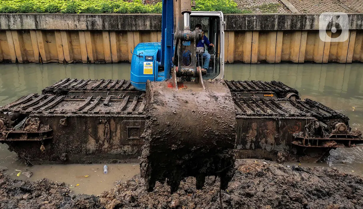 FOTO: Pengerukan Lumpur Aliran Kali Grogol untuk Antisipasi Banjir - Foto Liputan6.com