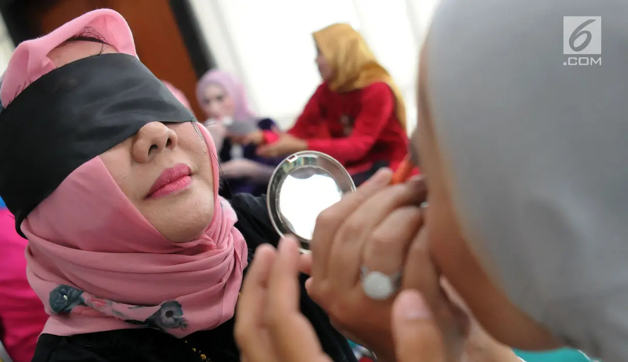 FOTO: Keseruan Lomba Merias Wajah dengan Mata Tertutup di Tangsel ...
