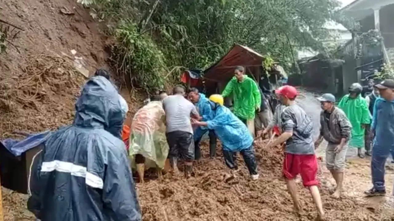 Longsor di Kawasan Curug Cilember Puncak Bogor, Kakak Beradik Ditemukan Tewas - News Liputan6.com
