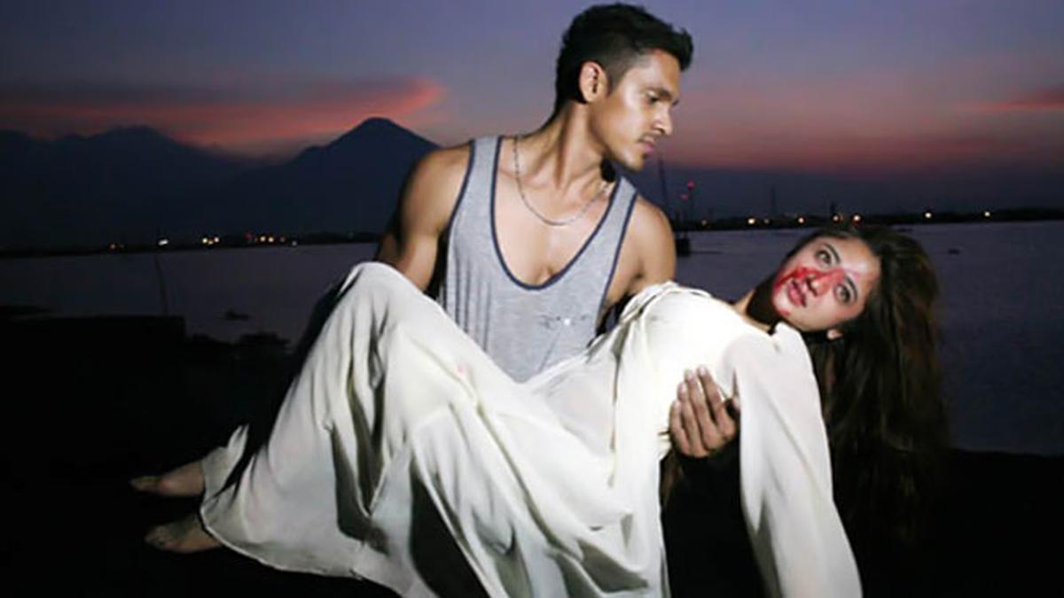 Dongkrak Film, Dewi Perssik Pacari Robby Sean? - ShowBiz Liputan6.com