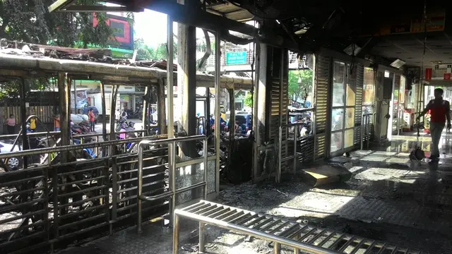 Transjakarta Terbakar, Halte Salemba UI Porak Poranda - News Liputan6.com