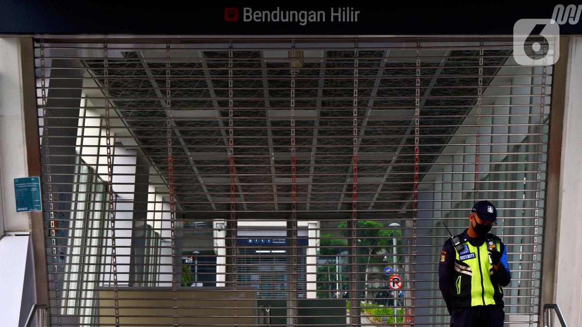 FOTO: Stasiun MRT Benhil dan Senayan Ditutup