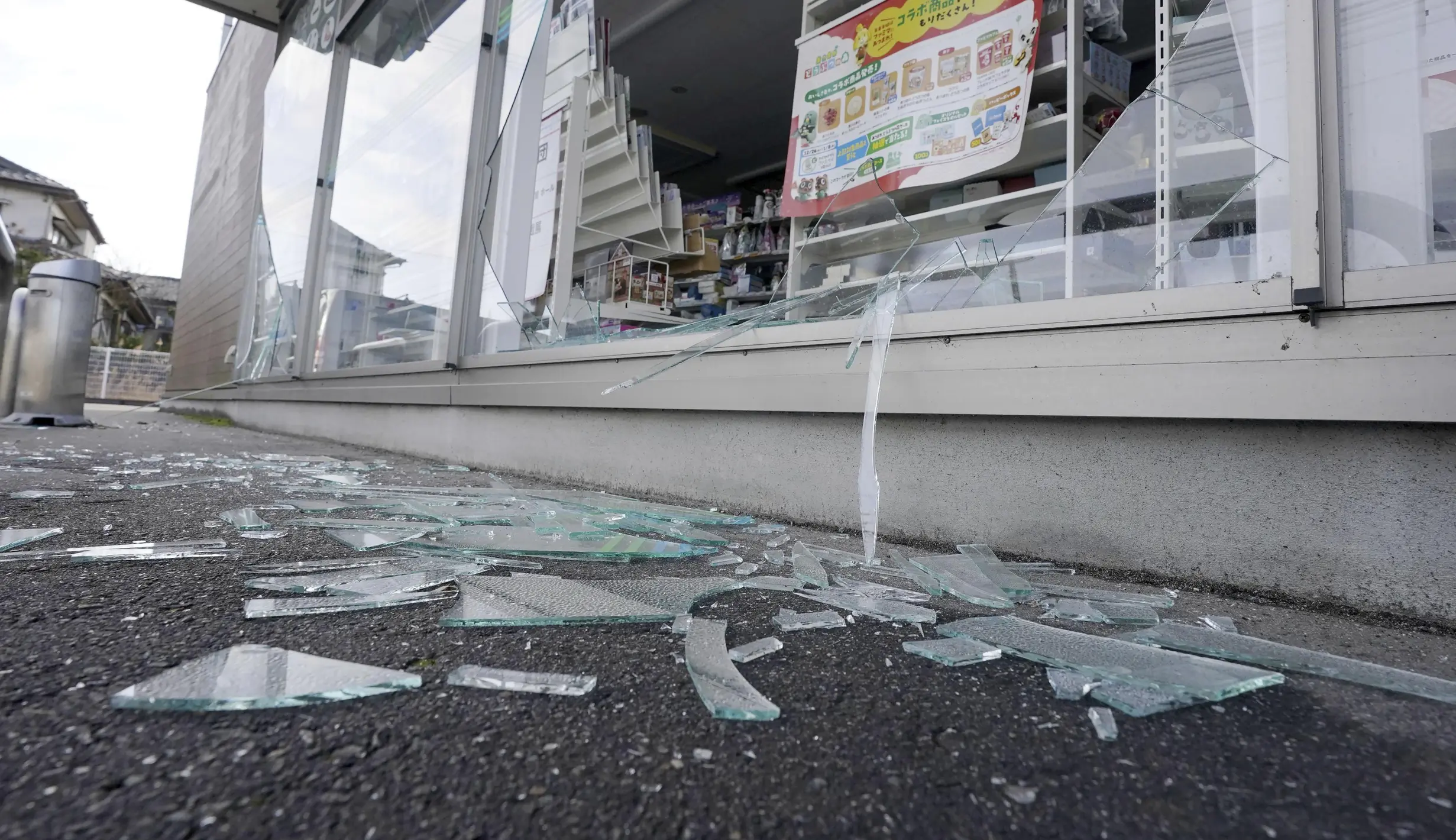 Jejak Kerusakan Gempa Magnitudo 7,4 di Jepang - Foto Liputan6.com