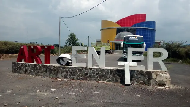 Balada Gedung Art Center Garut yang Terkatung-Katung - Regional ...