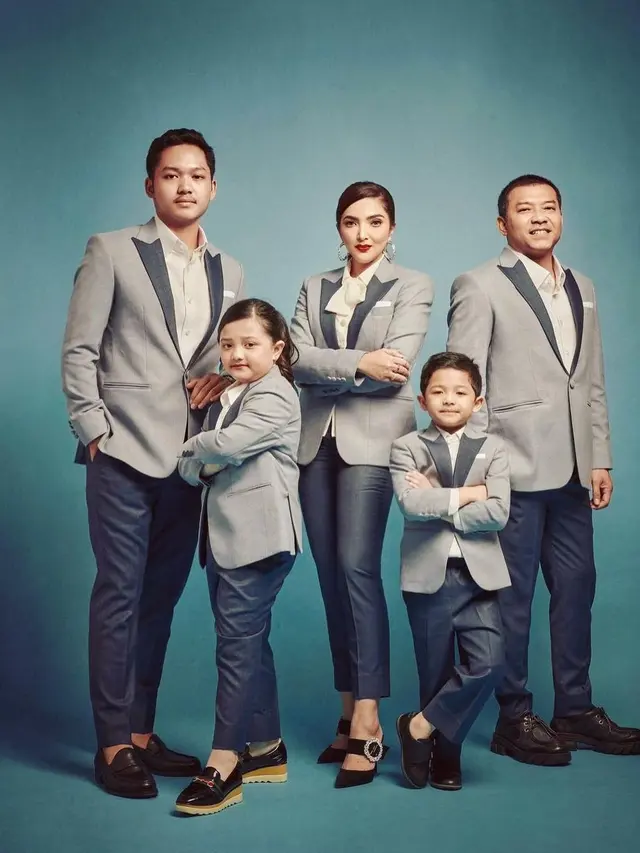 8 Gaya Pemotretan Keluarga Anang Hermansyah dengan Berbagai Tema ...