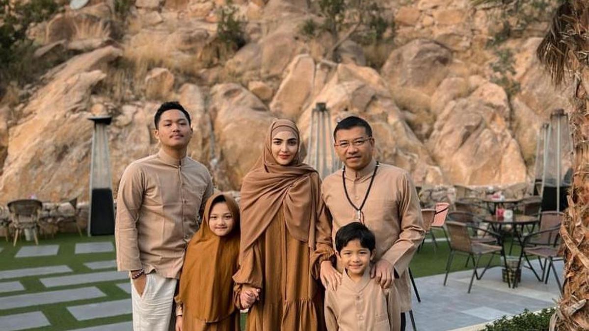 Potret Kompak Keluarga Anang Hermansyah-Ashanty saat Umrah, Didominasi ...