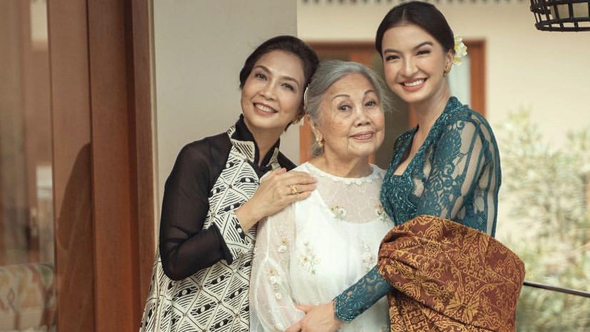 6 Gaya Anggun Raline Shah Berkebaya dan Berkain Bersama Sang Ibu dan ...