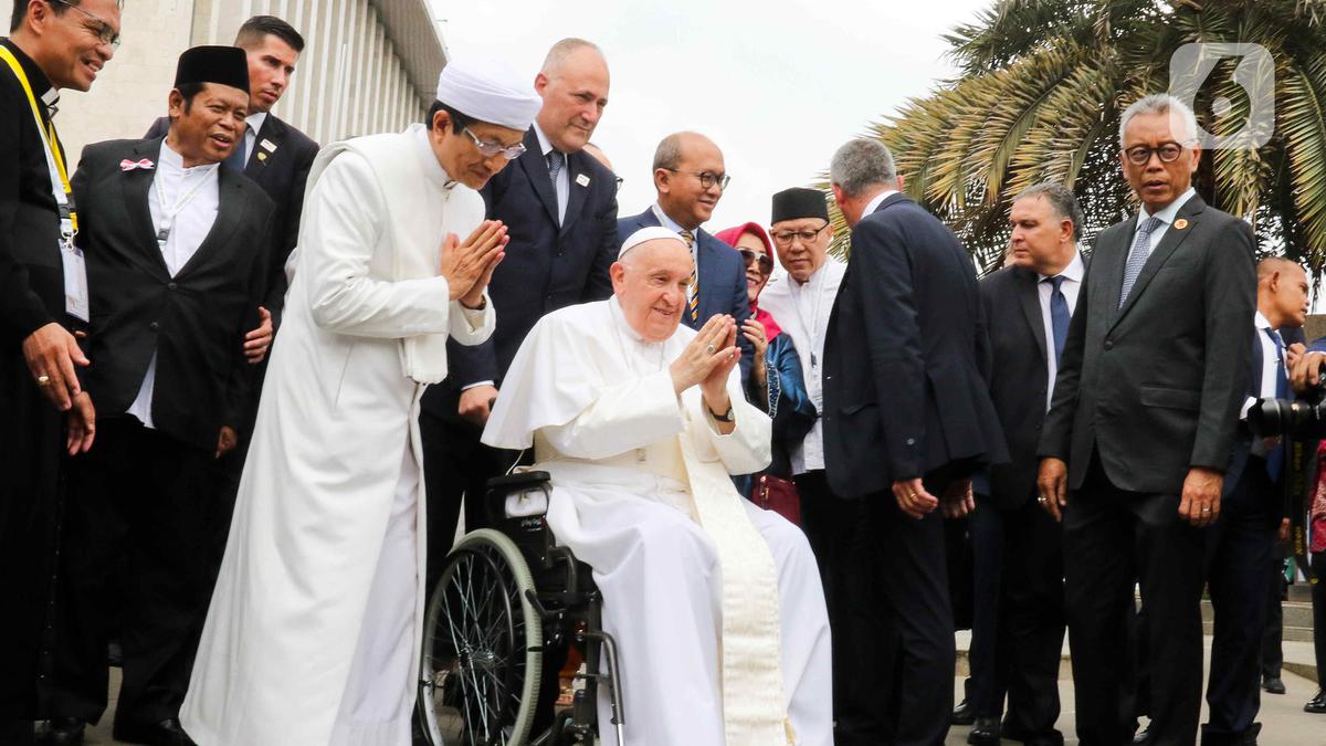 Sepatu Berlekuk Paus Fransiskus dalam Kunjungan ke Indonesia, Disebut ...