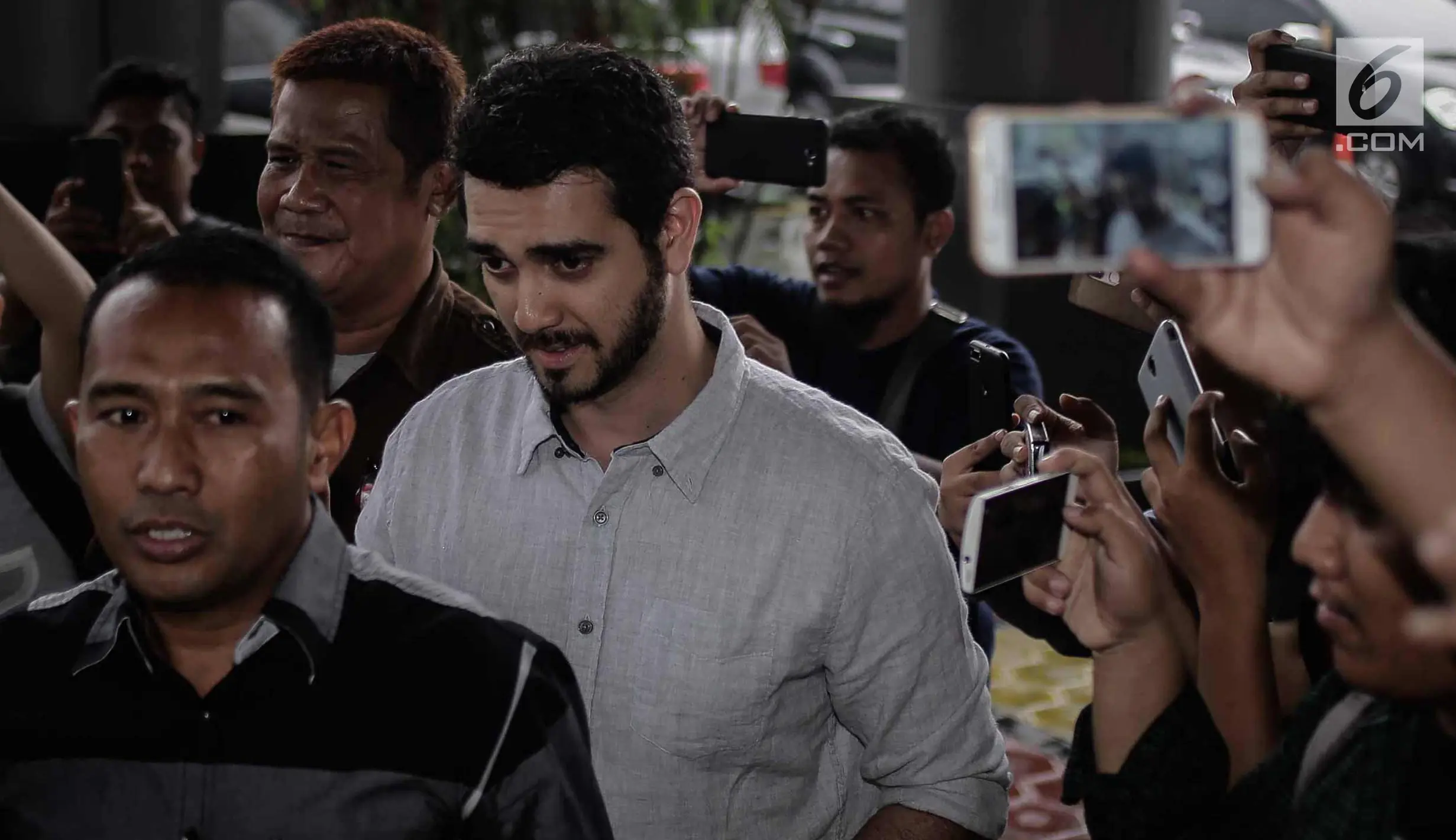 FOTO: Tiba di Kejari Selatan, Fachri Albar Menunduk dan Diam - Foto ...