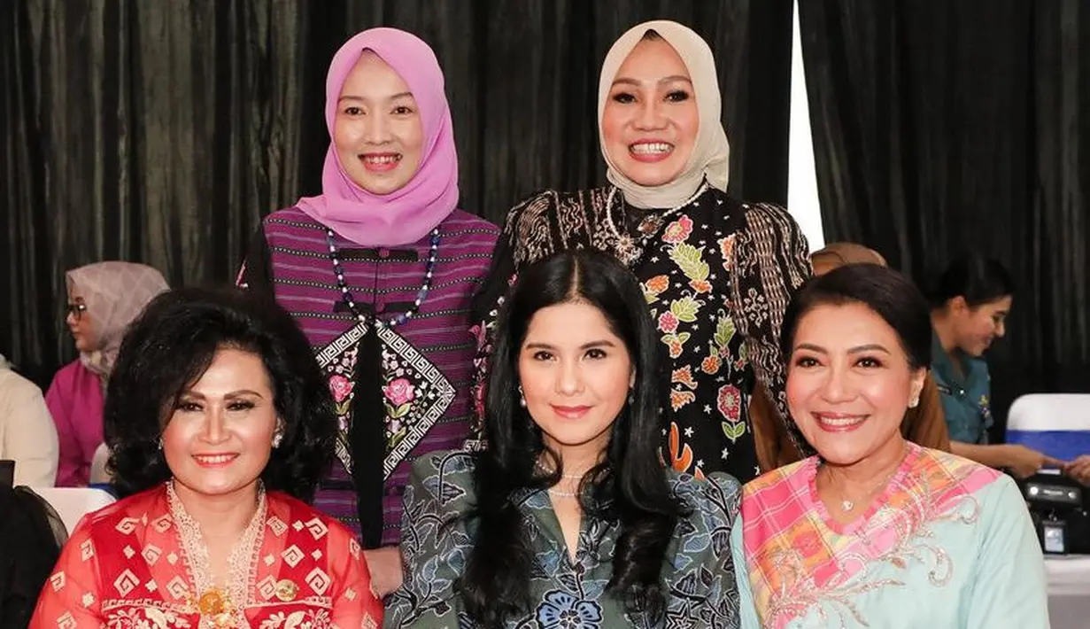 6 Adu Gaya Elegan Istri Pejabat Annisa Pohan dan Selvi Ananda Dibalut Dress Batik - Photo Fimela.com