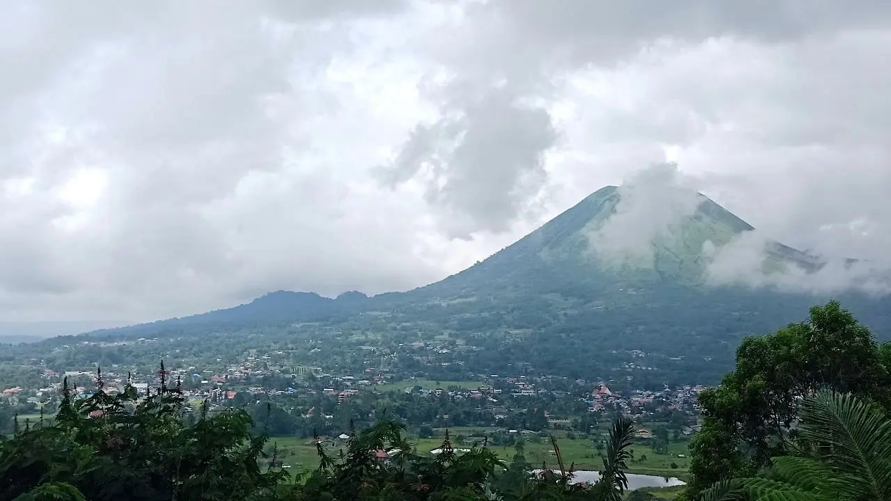 Lihat Indahnya Bukit Doa dengan Pemandangan Gunung Lokon - Citizen6 ...