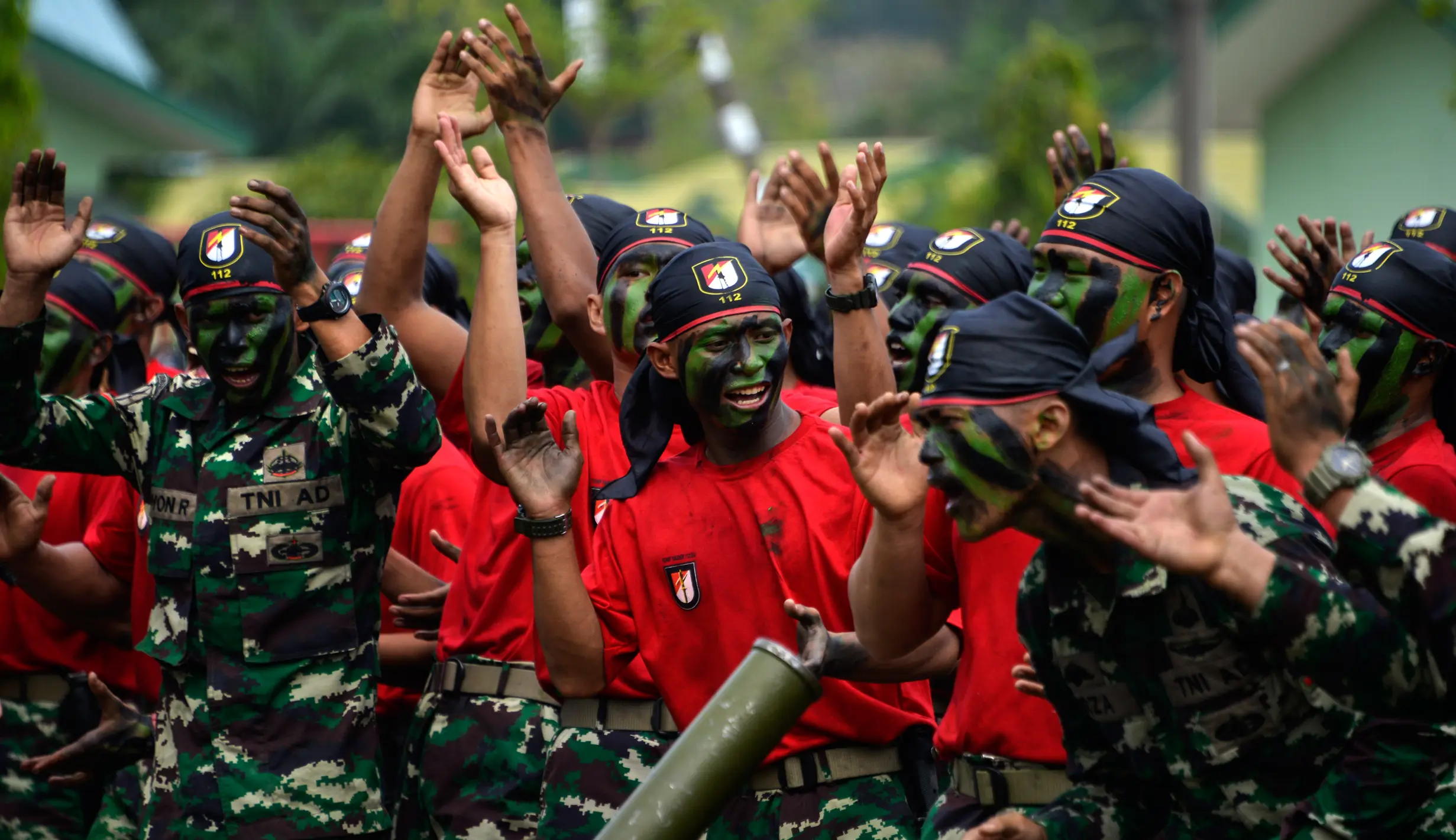 FOTO: Atraksi Memukau Prajurit TNI Yonif Raider 112/Dharma Jaya - Foto ...