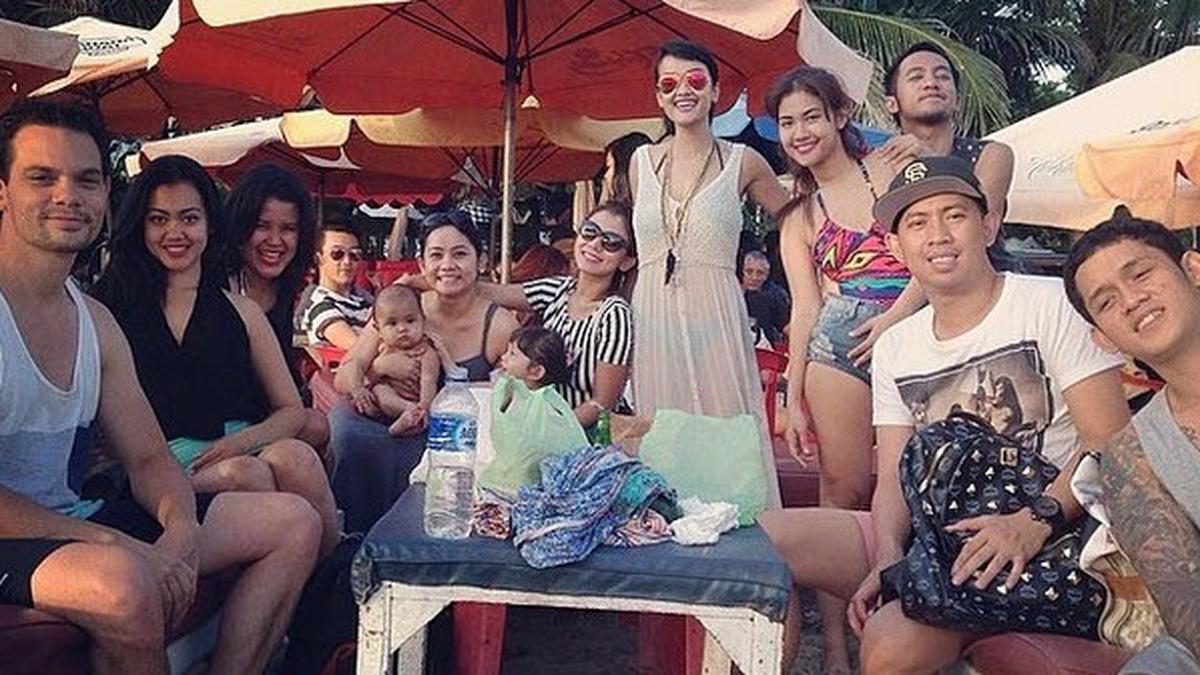 Julia Perez Pamer Foto Seksi dan Beri Ciuman Gratis - ShowBiz Liputan6.com