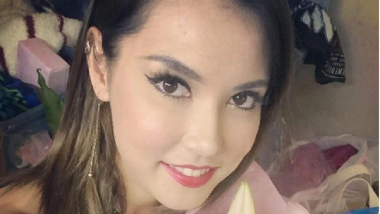 Usai Jalani Pemeriksaan, Maria Ozawa Malah Diajak Selfie Petugas Imigrasi - ShowBiz Liputan6.com