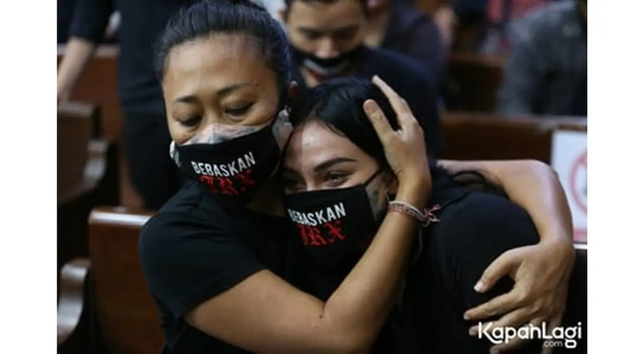 6 Potret Jerinx Hadiri Sidang Putusan, Didampingi Istri Tercinta - Hot ...