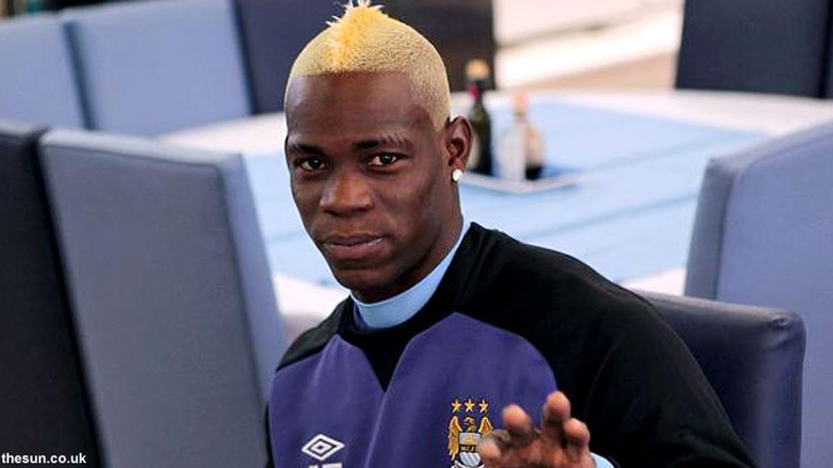 Balotelli Tampil dengan Rambut Blonde