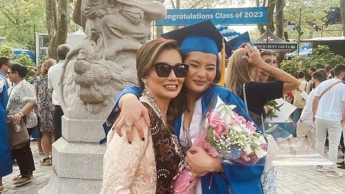 6 Potret Reza Artamevia Tampil Anggun Berkebaya Saat Dampingi Anak ...