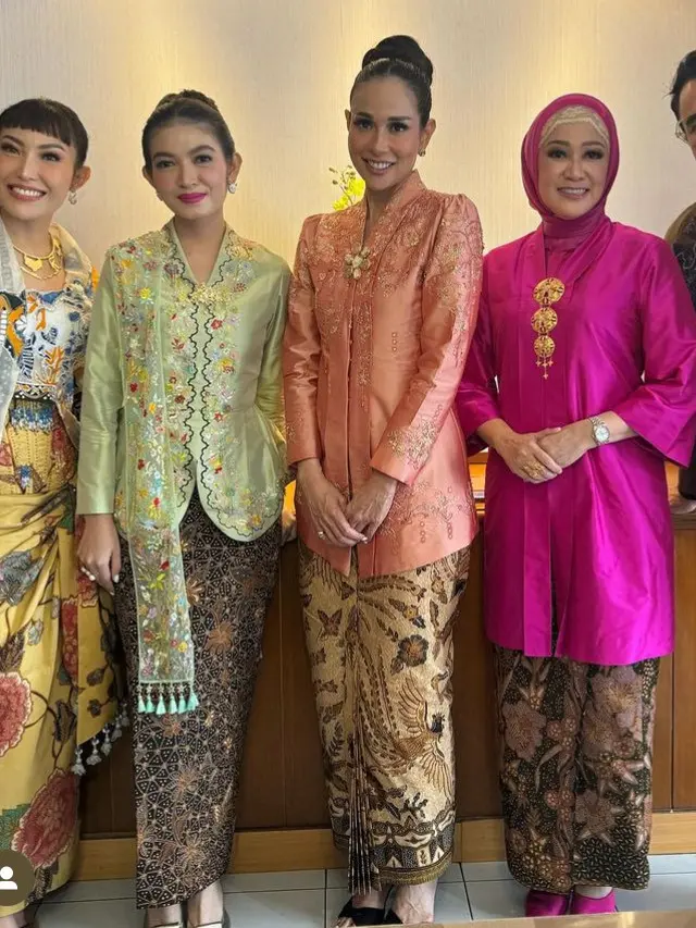 Potret Adu Gaya Istri Pejabat Selvi Ananda dan Loemongga Haoemasan, Elegan Kenakan Kebaya dan ...