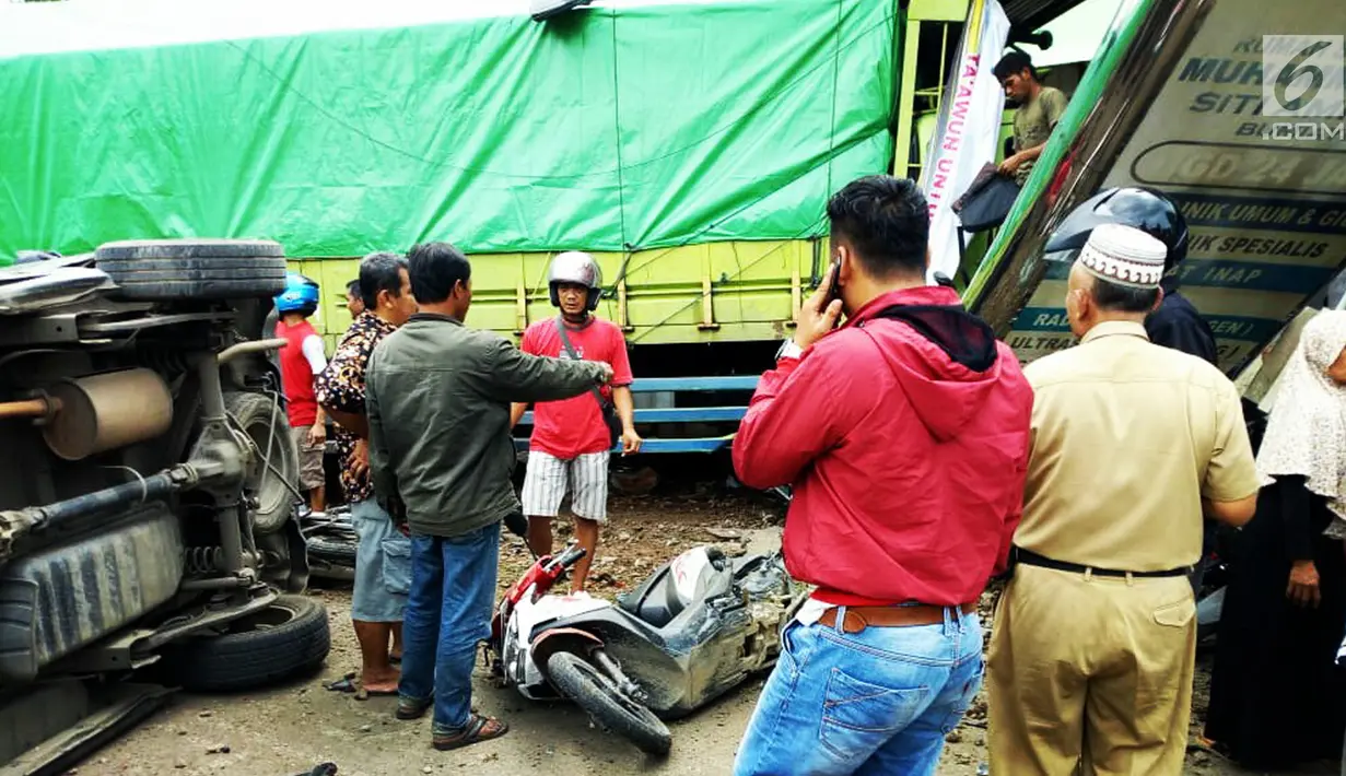 FOTO: Truk Tabrak Area Parkir RS di Bumiayu, 4 Orang Tewas - Foto Liputan6.com
