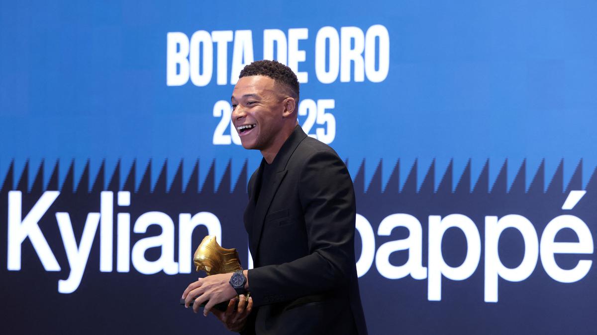 Foto: Wajah Semringah Kylian Mbappe saat Meraih Trofi Sepatu Emas Eropa