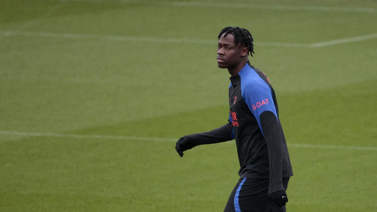 Pemain 17 Tahun Milik PSG Picu Perang Manchester United dan Liverpool ...