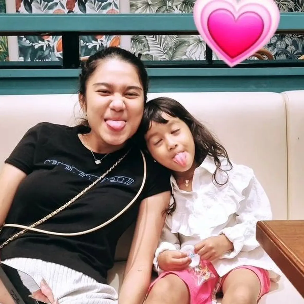 6 Foto Azizah Salsha Ini Hasil Jepretan Pratama Arhan, Romantis Bak ...