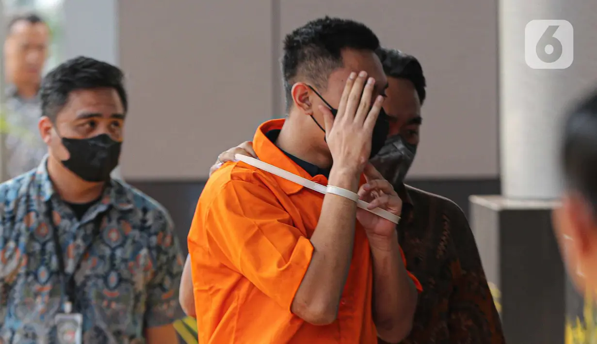 Ekspresi Mario Dandy dan Shane Lukas Saat Diserahkan ke Kejari Jakarta Selatan - Foto Liputan6.com
