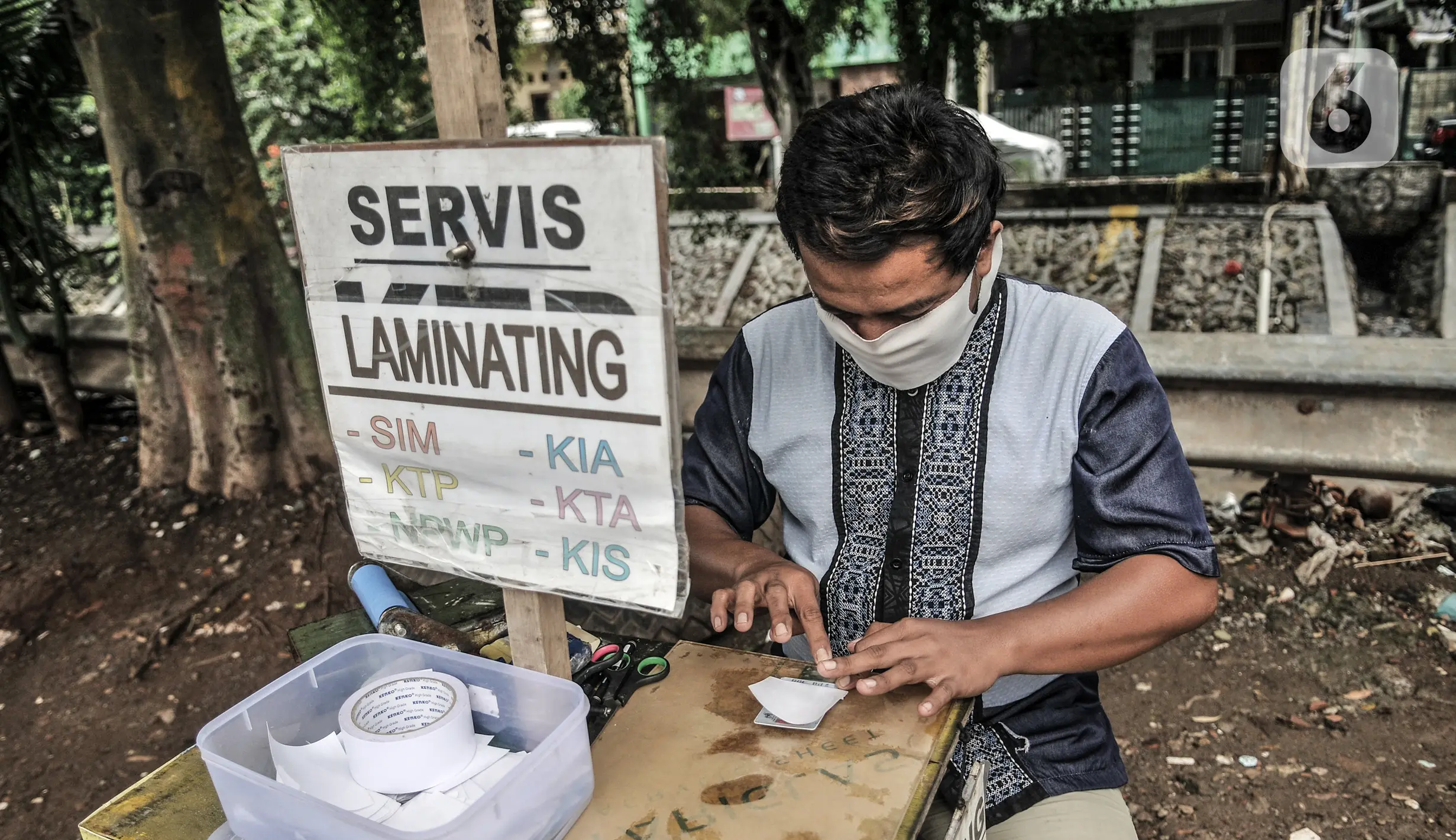 FOTO: Jasa Servis KTP Keliling di Tengah Pandemi COVID-19 - Foto Liputan6.com