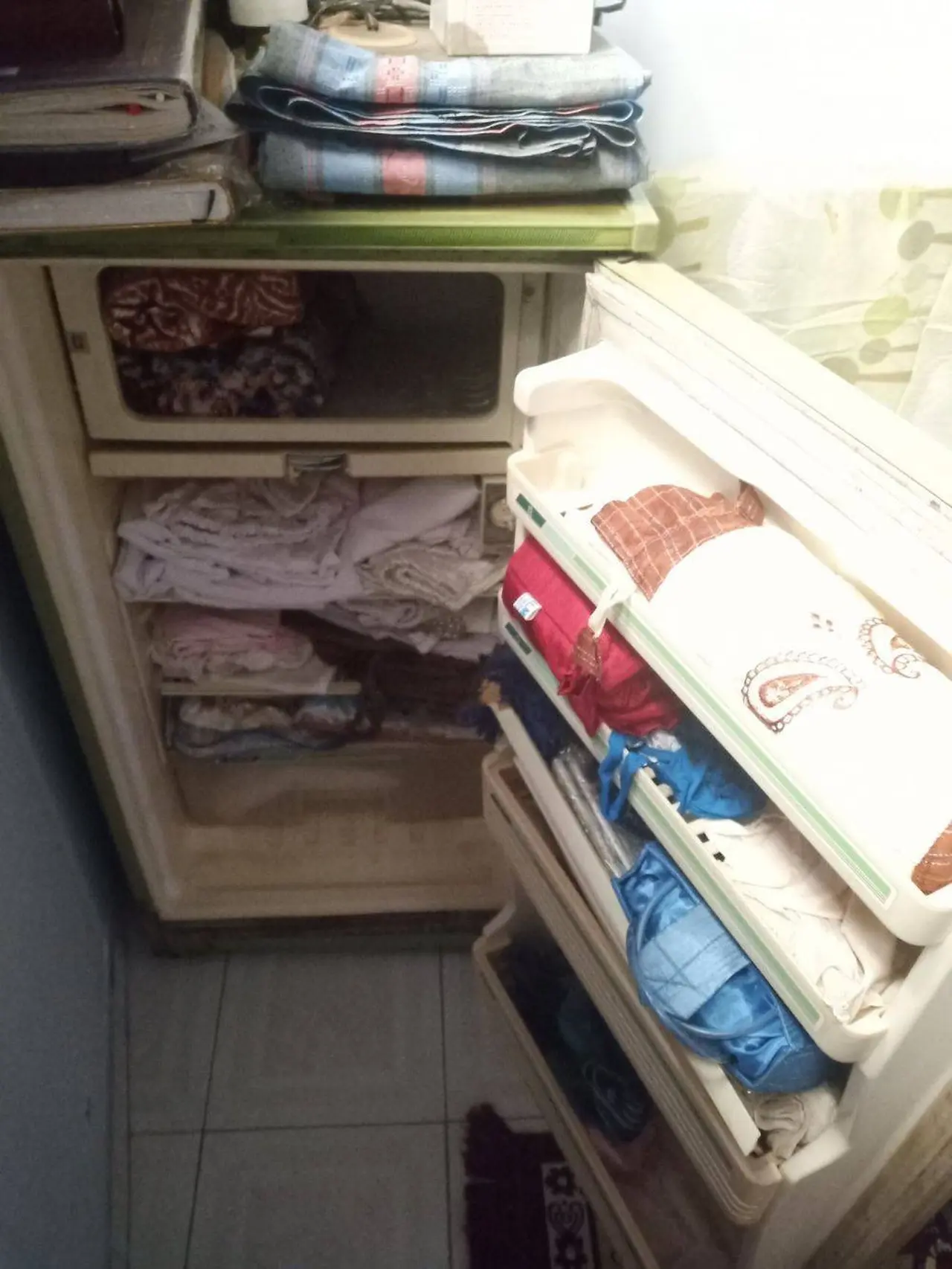 7 Potret Kulkas Rusak Jadi Lemari Ini Isinya Nyeleneh, Bikin Tepuk ...