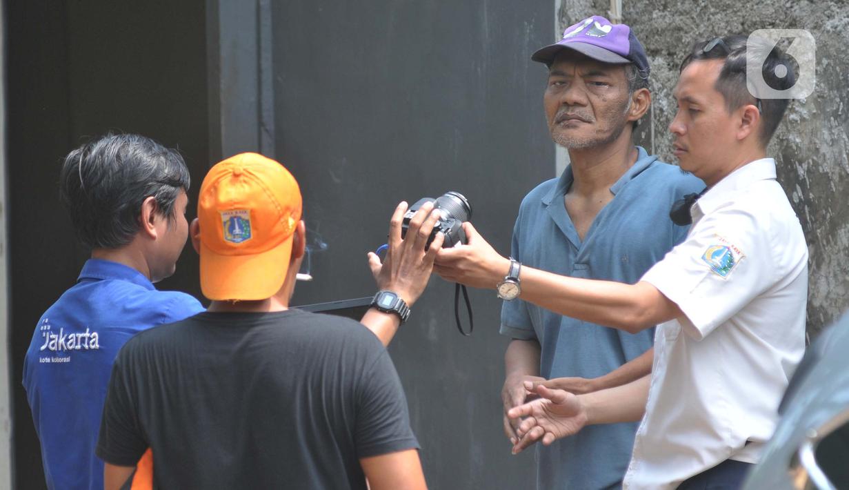 Gunakan Sistem Jemput Bola, Petugas Dukcapil Rekam Data KTP Elektronik ...