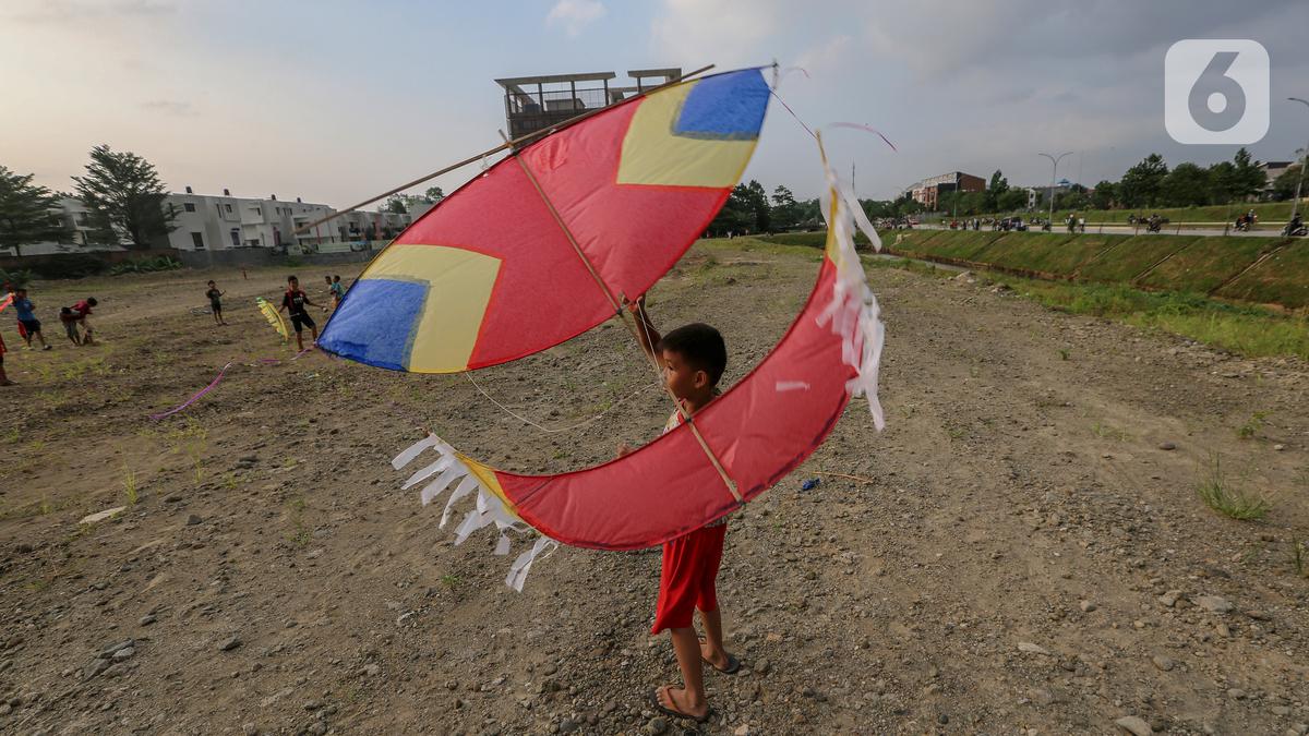 FOTO: Serunya Bermain Layangan Koang di Tengah Pandemi Covid-19 - Foto ...