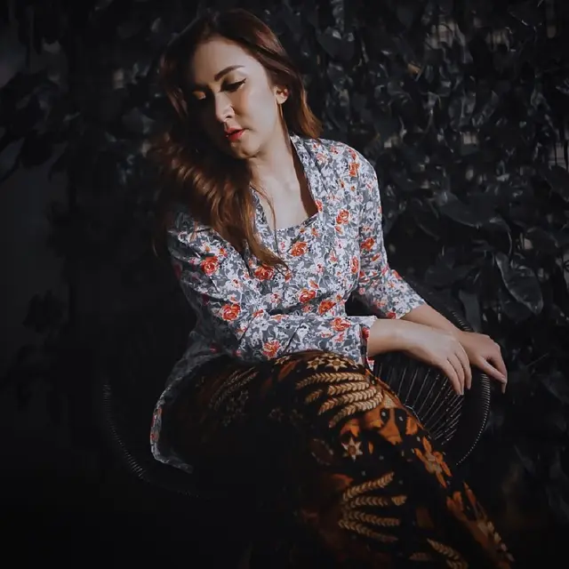 6 Gaya Nafa Urbach Berkebaya, Pesonanya bak Kembang Desa - Lifestyle ...