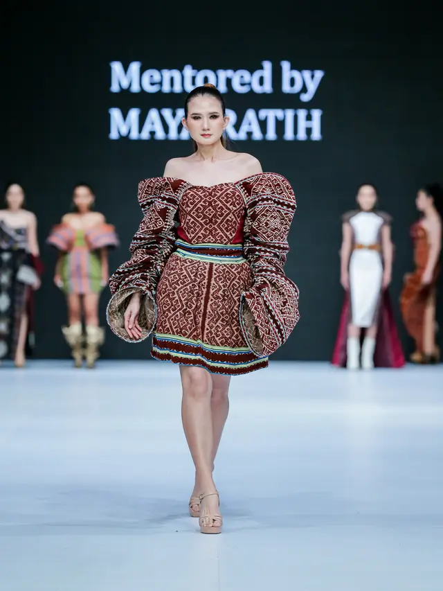 Jakarta Fashion Week 2023, Ketika Kain Tenun NTT Disulap 3 Desainer ...