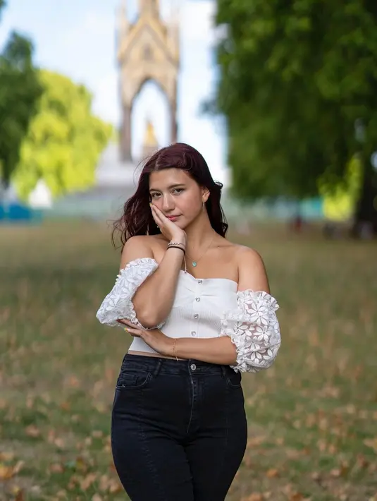 Potret Terbaru Cassandra Lee di London, Cantik Pakai Blus Putih - Foto ...