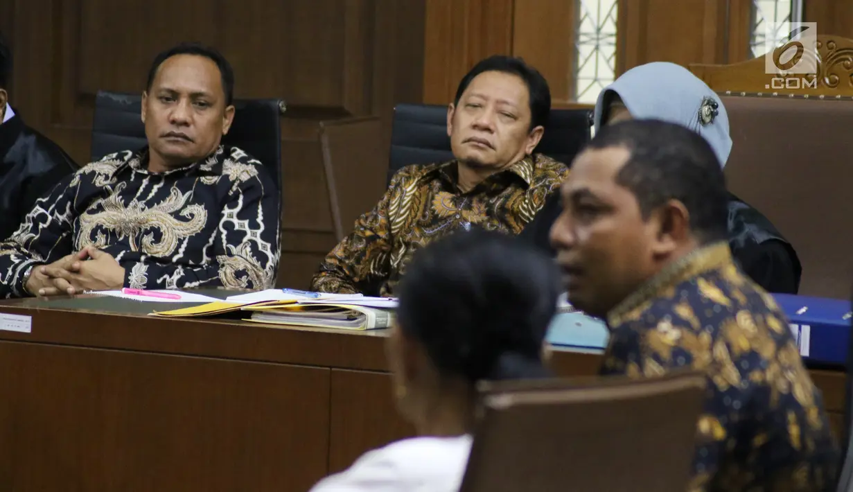 FOTO: Mantan Bupati dan Ketua DPRD Sula Jalani Sidang Dugaan Korupsi ...