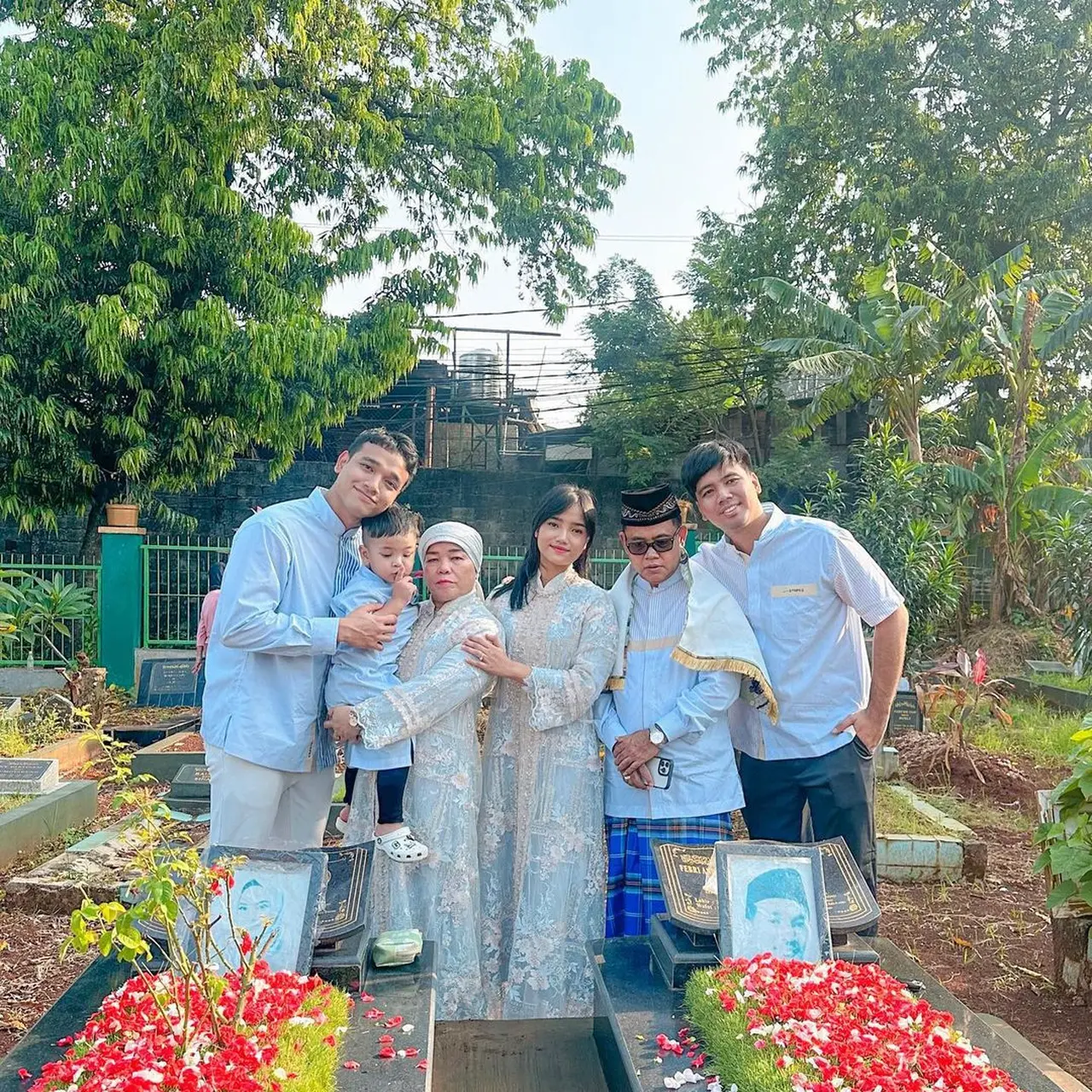 6 Foto Editan Keluarga Fuji Bareng Vanessa Angel dan Bibi Ardiansyah, Hadirnya Terasa - Hot ...