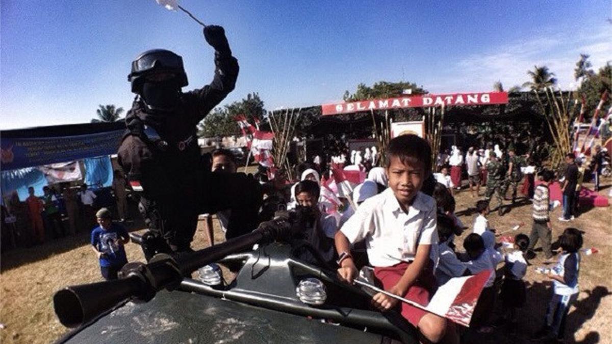 8 Potret Hangat TNI dan Rakyat yang Bikin Hati Berdesir