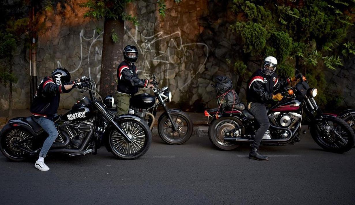 FOTO: 6 Gaya Desta Naik Motor Gede, Garang Abis - Foto Liputan6.com