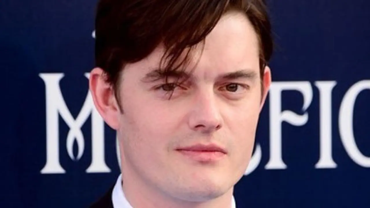 Keseruan Angelina Jolie dan Sam Riley Menyapa Anak-Anak Penyintas ...