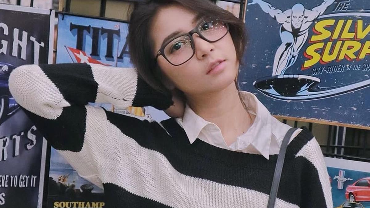 FOTO: Gaya Jessica Veranda Eks JKT48 Pakai Kacamata, Curi Perhatian