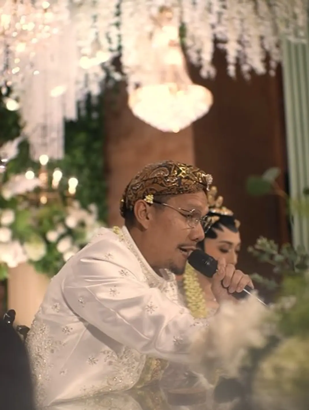 10 Potret Estetik Pernikahan Angga Puradiredja dan Dewi Andarini ...